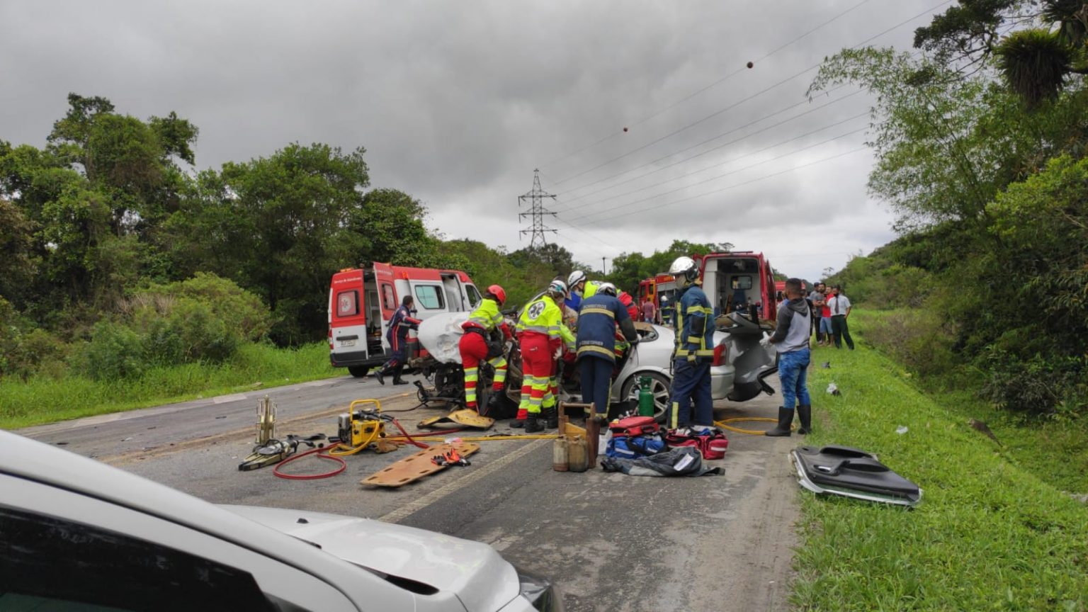 Grave acidente na PR-407 deixa homem preso nas ferragens e trânsito interditado - TVCI